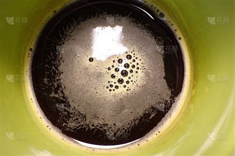 咖啡与泡沫杯靠近