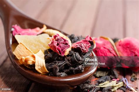 장미와 자연 차 구성입니다 장미와 세라믹 숟가락에 차 꽃잎의 매크로 사진 꽃과 나무 보드에 있는 장미 차의 재료와 함께 차 0명에 대한 스톡 사진 및 기타 이미지 Istock