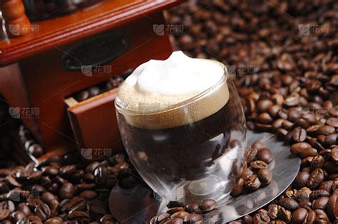 意式浓缩咖啡espresso源于意大利，是用少量近沸水在压力下通过磨碎的咖啡豆冲泡而成，上面有奶