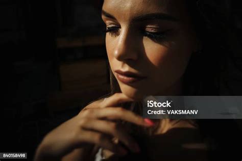 Potret Close Up Outdoor Gadis Cantik Muda Berpose Di Jalan Foto Stok