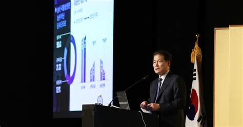 강연하는 김영호 통일장관