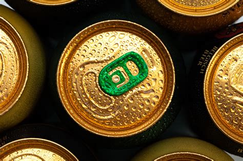 맥주의 금속 캔 가까이 차가운 음료 수에 물을 떨어 뜨립니다 알코올 음료 맥주에 대한 스톡 사진 및 기타 이미지 맥주 패턴