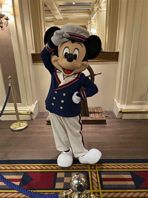 Newport Bay Club Captain Mickey Airmagique European Theme Parks