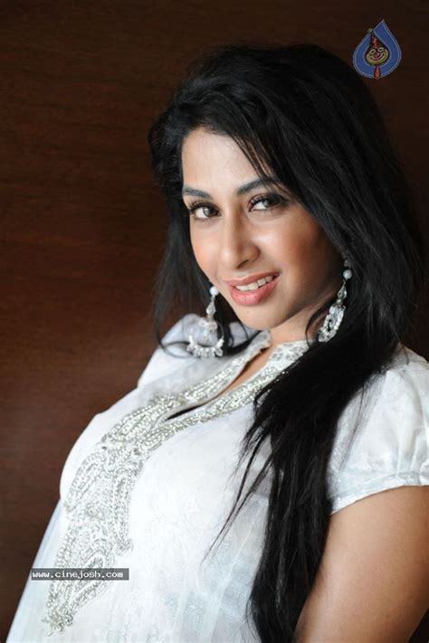 Gayathri Iyer Latest Stills Photo 7 Of 41