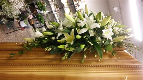 Lelijų Puokštė Ant Karsto Uab “gėlių Lanka”
