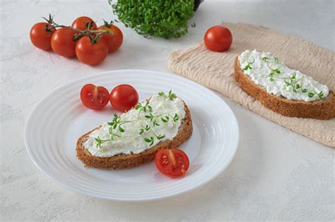 크림 치즈 또는 코티지 치즈 마이크로그린 체리 토마토를 곁들인 통곡물 빵 샌드위치 건강한 생활방식에 대한 스톡 사진 및 기타