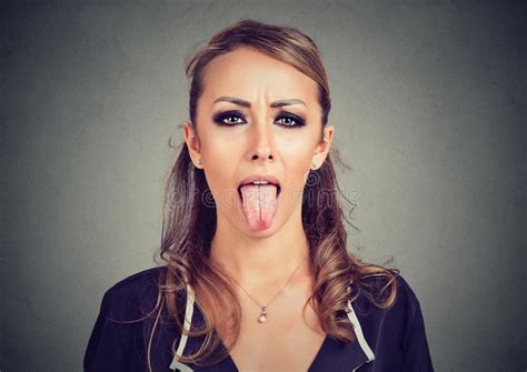 Close Upportret Van Een Vrouw Die Haar Tong Uit Plakken Stock Foto