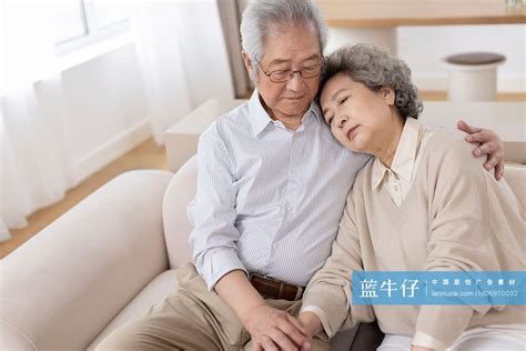 老年男子安慰妻子 蓝牛仔影像 中国原创广告影像素材
