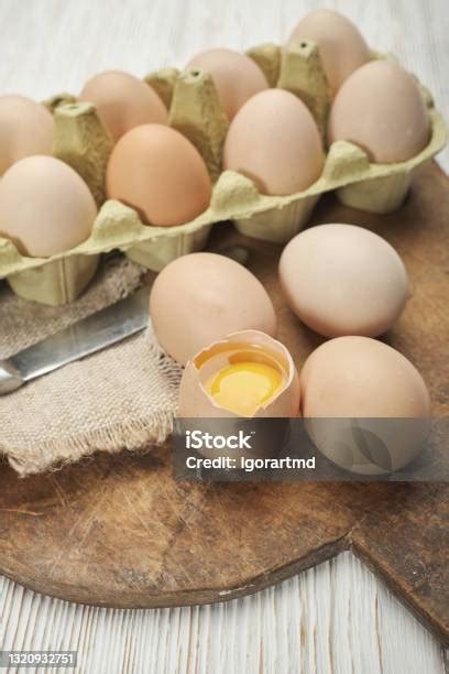 나무 배경에 계란 상자에 생 닭 계란의 클로즈업 보기 좋은 건강 고단백에 대한 계란 상자 유기농 식품에 생 닭 계란 0명에 대한