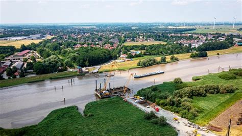 Friesenbrücke Schwimmkran hebt erstes Bauteil auf Brückenpfeiler NDR