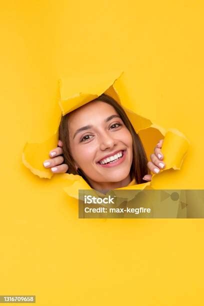 행복한 여자는 종이를 찢어 미소 벽에 대한 스톡 사진 및 기타 이미지 벽 찢겨진 구멍 Istock