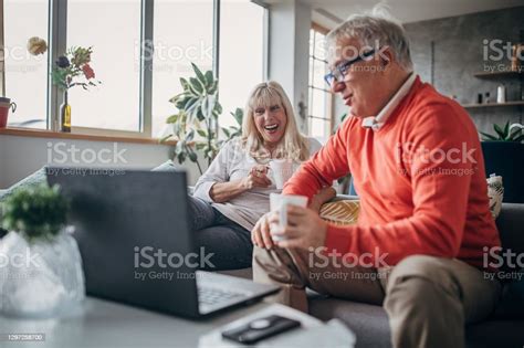 집에서 노트북을 통해 화상 통화를 하는 한 쾌활한 선임 부부 2명에 대한 스톡 사진 및 기타 이미지 2명 가정 생활