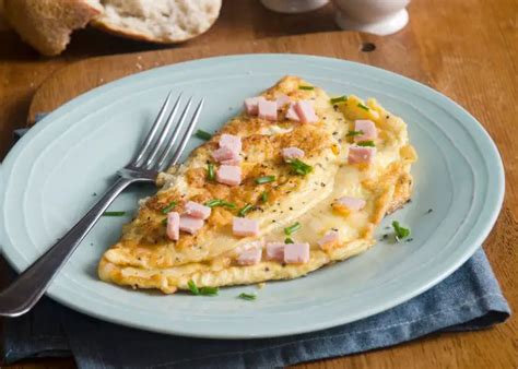 Cómo hacer un clásico omelette de jamón y queso