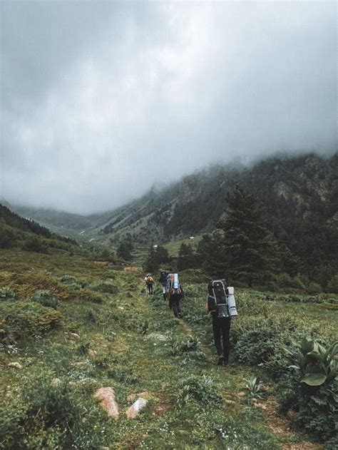 골짜기 도보 여행자 배낭 산 수직 쐈어 초원 하이킹에 관한 무료 스톡 사진
