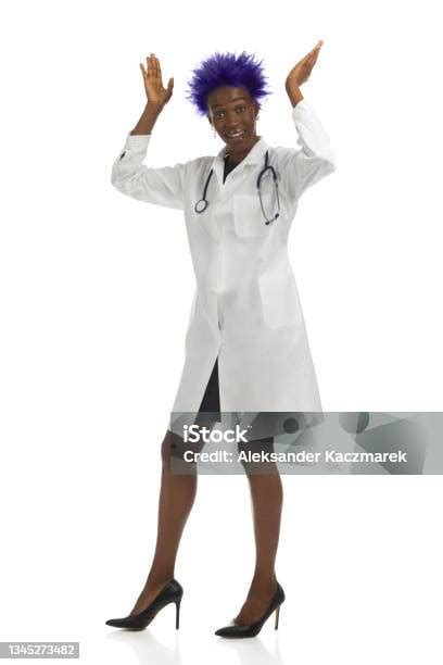 긴장한 흑인 여성 의사가 팔을 들고 몸짓을 하고 서 있었다 전체 길이 격리 불안에 대한 스톡 사진 및 기타 이미지 불안 손을 올림 아프리카 민족 Istock