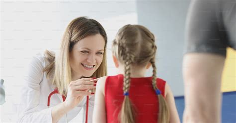 의사가 어린 소녀의 목과 입을 검사합니다 어린이 편도선염 치료 개념 사진 Unsplash의 건강검진 이미지