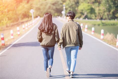 아시아 Lgbt 레즈비언 커플의 초상화는 재미 그들의 새로운 가족 생활 개념을 계획 2명에 대한 스톡 사진 및 기타 이미지