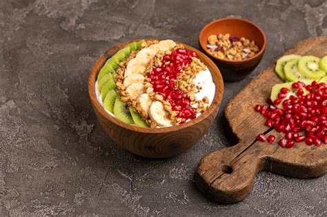 키 위 바나나 석류와 빈티지 커팅 보드에 재료와 그 라 놀라 바닐라 Acai 그릇 0명에 대한 스톡 사진 및 기타 이미지 0