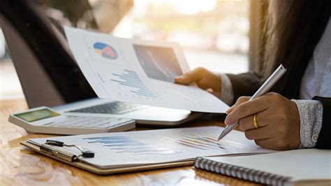 사업가는 재무 회계의 개념에 대한 그래프 계산을 분석합니다 각도에 대한 스톡 사진 및 기타 이미지 각도 개선 경제 Istock