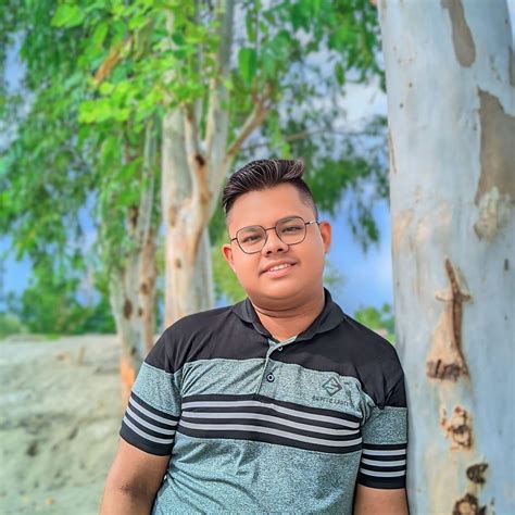 Jane আইডিবিতে আসছি ল্যাপটপ সার্ভিসিং করতে।গেটে রিকশা থেকে নেমে ভাড়া দেয়ার সময় পাশ থেকে ১জন