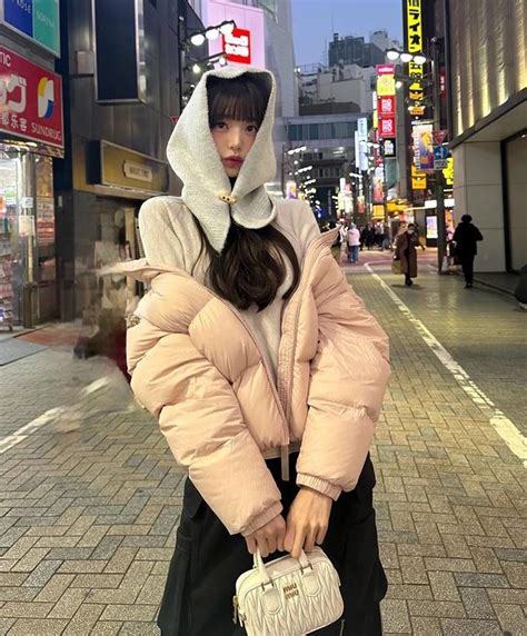 패션엔 아이브 장원영 도쿄 거리 수놓은 한류 요정 발라클라바로 감싼 러블리 패딩룩
