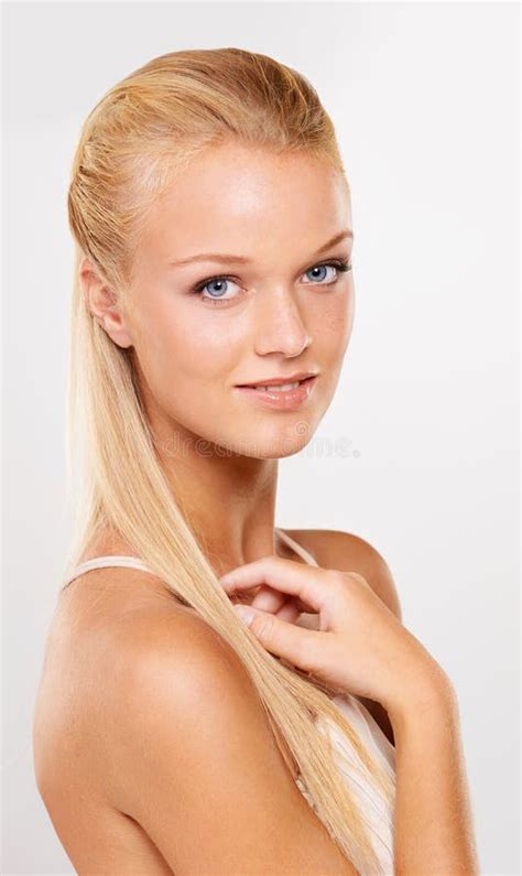 No Es Tu Chica Promedio De Al Lado Una Hermosa Mujer Rubia Jugando Con Su Pelo Y Sonriendo En