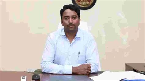 Vijayawada: భవానీపై ఒక్క గీత పడినా ఊరుకోను | NTR district collector Lakshmi shah Warning to Eng ...