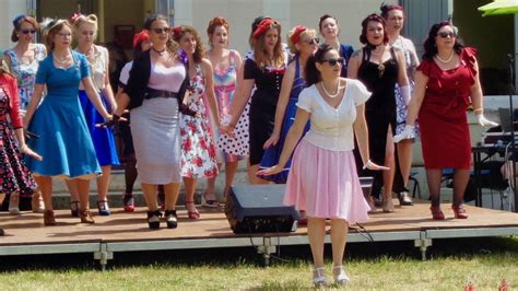 Lumière Sur Lunivers Rétro Des Pin Ups