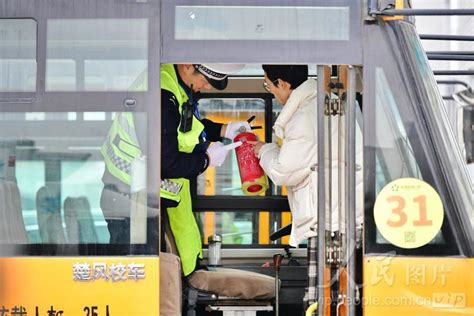 安徽阜南：开学前校车安全检查 人民图片网