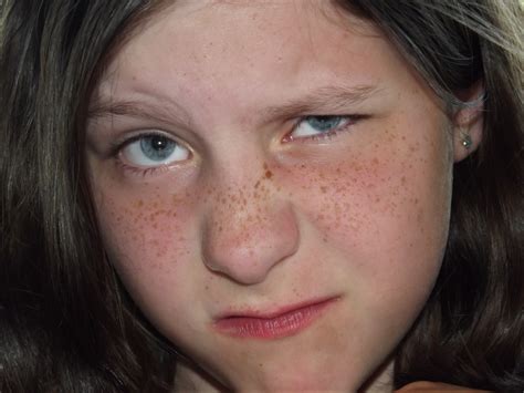 무료 이미지 사람 소녀 여자 아이 초상화 모델 어린이 레이디 표정 어린 시절 말뿐인 미소 눈썹 입 주근깨 닫다 인간의 몸 얼굴 코 뺨