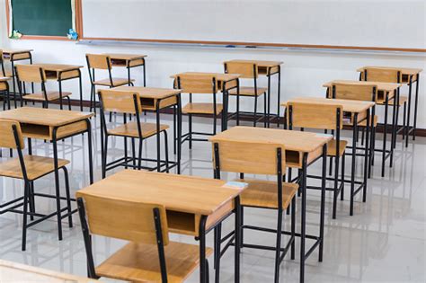 교실 또는 학교 빈 교실 책상과 의자 철제 고등학교 태국에서 수업을 공부하기위한 중등 교육의 내부 화이트 보드 빈티지 톤 교육