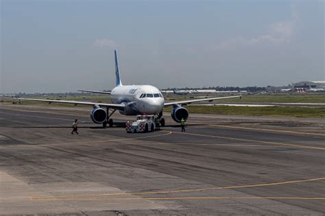 멕시코 국제 공항의 터미널 1 건물을 향해 마을인 착륙 스트립에 인터젯 비행기 공항에 대한 스톡 사진 및 기타 이미지 공항 공항 터미널 관광 Istock