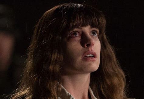 Colossal Ecco Il Primo Trailer Del Monster Movie Con Anne Hathaway