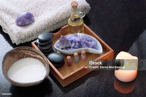 스파 트리트먼트와 함께 우유와 코코넛 껍질 보라색 소금 뜨거운 향기로운 기름 돌 및 부드러운 수건으로 설정합니다 갈색에 대한 스톡 사진 및 기타 이미지 Istock