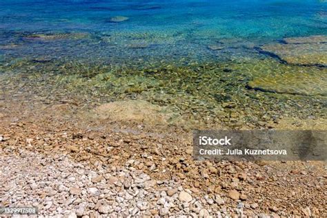 키프로스 섬의 프로타라스 리조트 마을에서 무화과 나무 베이 의 해변의 자갈 부분 아무도 없습니다 지중해는 차분합니다 0명에 대한 스톡 사진 및 기타 이미지 Istock