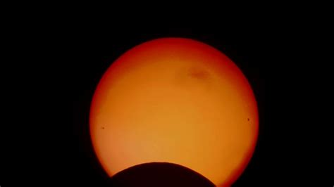 Астролюбители наблюдаваха слънчевото затъмнение в София Общество Новини Бг