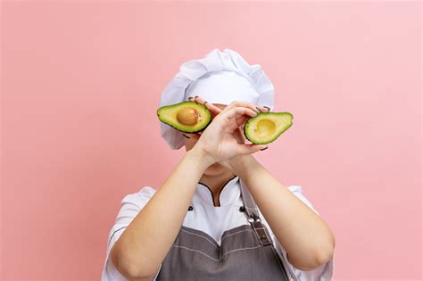 여성 요리사의 만화 초상화 흰색 모자와 부엌 앞치마를 입은 요리사는 분홍색 배경에 고립 되어 있습니다 요리 직업 비즈니스 음식