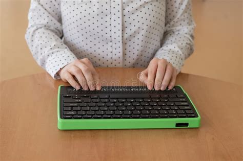 Una Mujer Ciega Utiliza Un Ordenador Con Pantalla Braille Y Un Teclado