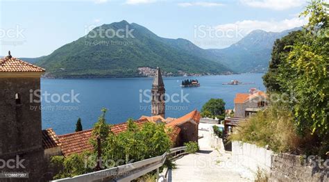 섬과 베이 코토르몬테네그로 Boka Kotorska 푸른 언덕 Perast 마을에서 보기 0명에 대한 스톡 사진 및 기타 이미지