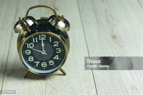 나무 테이블에 10시를 보여주는 알람 시계 오전 10시 또는 오후 10시를 보여주는 사무실 시계 알람시계에 대한 스톡 사진 및