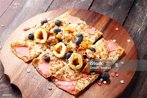 맛 있는 맛 있는 수 제 크레페 나 팬케이크 사과 바나나 블루베리와 0명에 대한 스톡 사진 및 기타 이미지 0명 과일 꿀 Istock