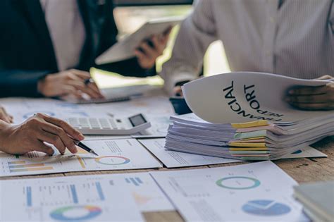 비즈니스 사람들 회의는 재무 그래프 데이터 및 마케팅 계획을 설명하고 비즈니스 투자 및 마케팅 상태를 평가하고 새로운 비즈니스 프로젝트 금융 투자 개념을 브레인스토밍합니다