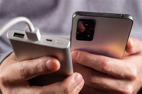 남자 손은 전화와 충전기를 잡고 파워 뱅크와 스마트 폰이 연결 에너지 Usb 케이블에 대한 스톡 사진 및 기타 이미지 Usb 케이블 개념 개념과 주제 Istock