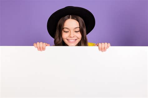 좋은 낙관적 인 갈색 머리 머리 소녀 외모 포스터의 사진 라일락 색상 배경에 고립 된 검은 모자를 착용 T 셔츠에 대한 스톡 사진 및 기타 이미지 Istock