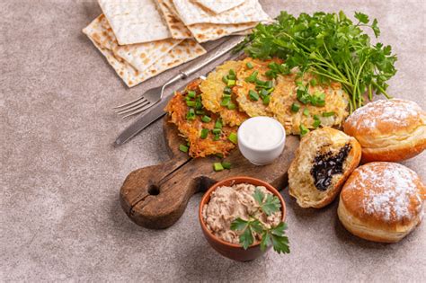 빈티지 커팅 보드에 맛 있는 하누카 축 하 음식 수 제 전통 감자 바 삭 바 삭 그리츠 간 페이트 달콤한 도넛 간 내부 기관에 대한 스톡 사진 및 기타 이미지 Istock