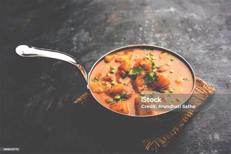 인도 알루 만든다고 카레감자와 완두콩 양파 토마토 국물에 몰입 하 고 고 수 잎 Garnished Karahi Kadhai 또는