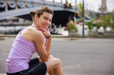 다리 근처에 앉아서 카메라를 향해 미소 짓는 아름 다운 젊은 여자 20 24세에 대한 스톡 사진 및 기타 이미지 20 24세 Z세대 개성 개념 Istock