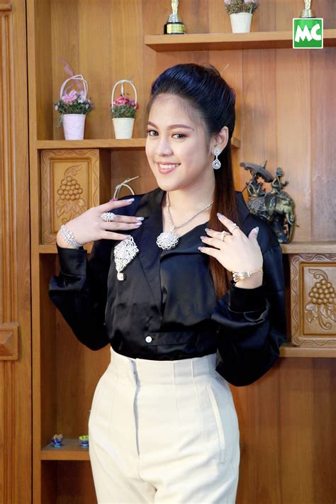 ရွှေသမီး စိန်ရွှေရတနာဆိုင် ကြော်ငြာ ရိုက်ကွင်းမှ အုပ်အုပ် နဲ့ မေလ