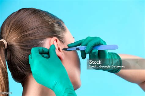 성형 외과 의사 사무실에서 검토 여성 클라이언트입니다 여자의 얼굴 눈 꺼 풀 성형 수술 하기 전에 검사 하는 의사 안 검 성형