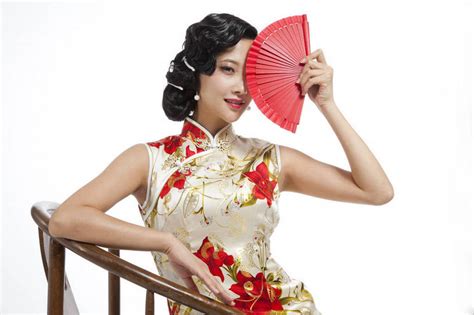 东方人坐横图彩色室内白天抠图白色背景正面民族服装时尚成功椅子北京中国仅一个人旗袍扇子图片古典传统成熟